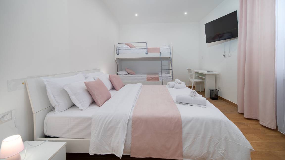 180 M² Apartment ∙ 5 Bedrooms ∙ 14 Guests - Santa Marinella