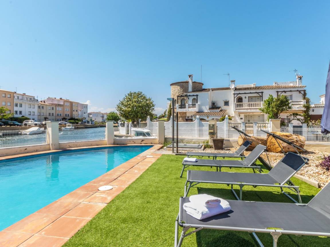 140 M² Villa ∙ 5 Slaapkamers ∙ 10 Gasten - Empuriabrava