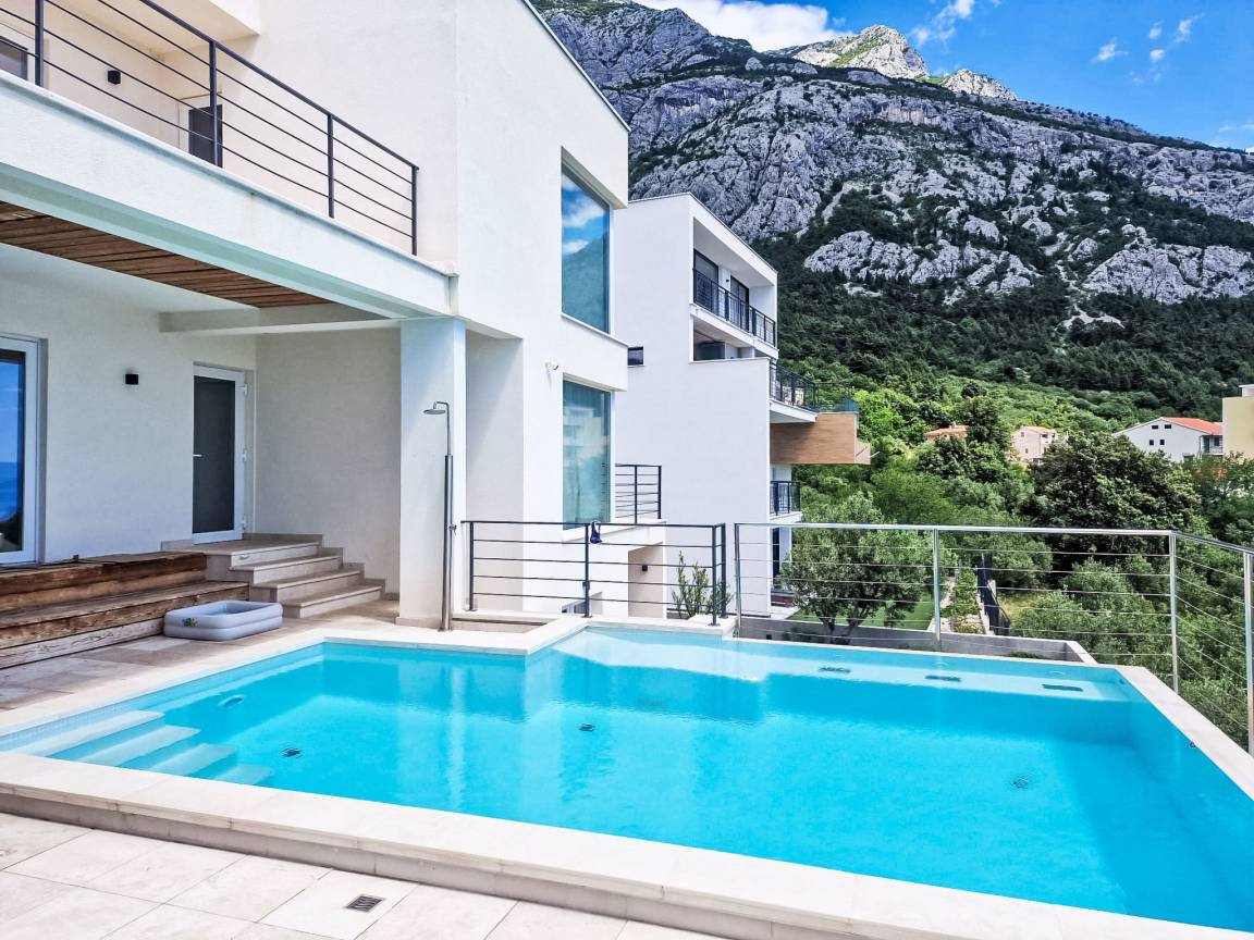 340 M² Huis ∙ 4 Slaapkamers ∙ 8 Gasten - Baška Voda