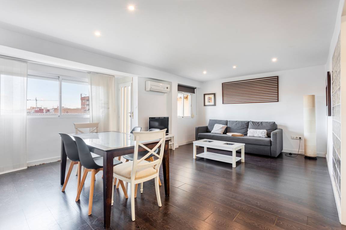 77 M² Apartment ∙ 1 Bedroom ∙ 4 Guests - Valencia