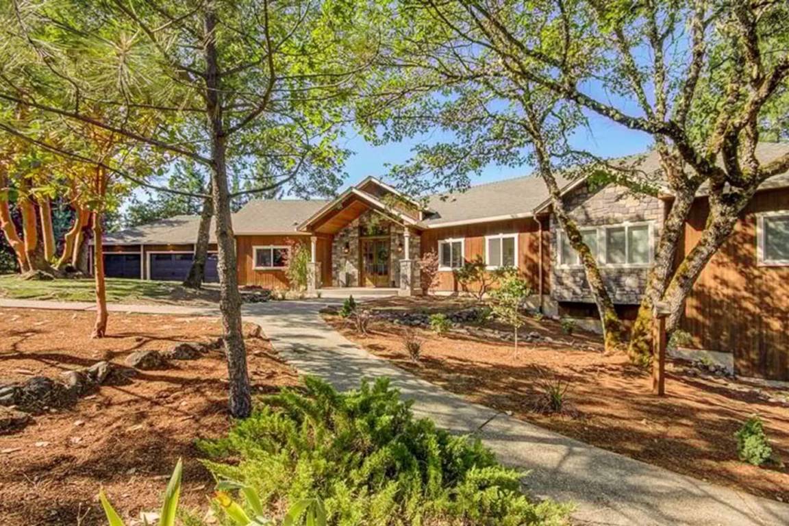 343 M² House ∙ 5 Bedrooms ∙ 14 Guests - DANCIN Vineyards, Medford