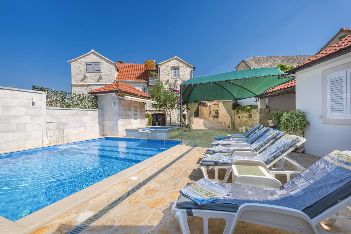 110 M² House ∙ 3 Bedrooms ∙ 6 Guests - Brač