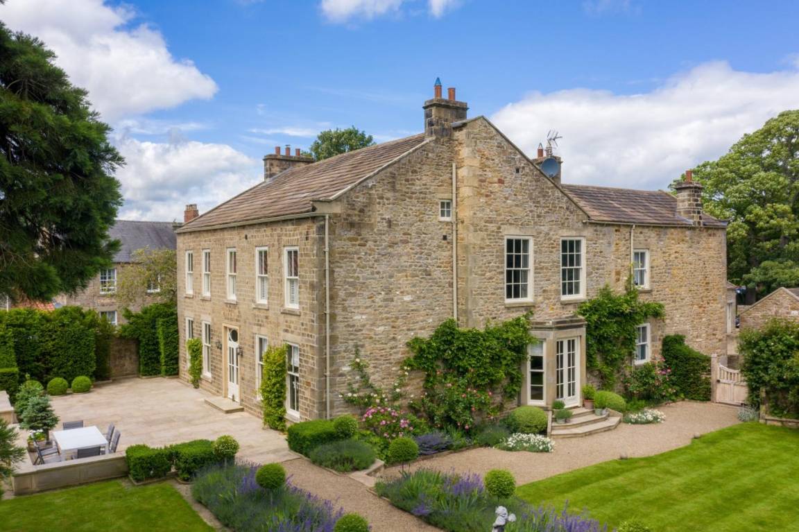 Cottage ∙ 8 Bedrooms ∙ 18 Guests - Yorkshire