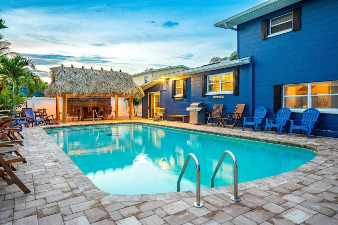 251 M² House ∙ 5 Bedrooms ∙ 8 Guests - Cocoa Beach, FL