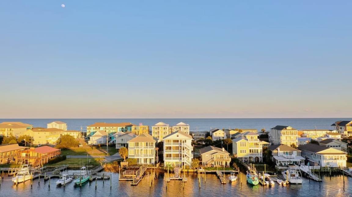 House ∙ 3 Bedrooms ∙ 10 Guests - Carolina Beach, NC