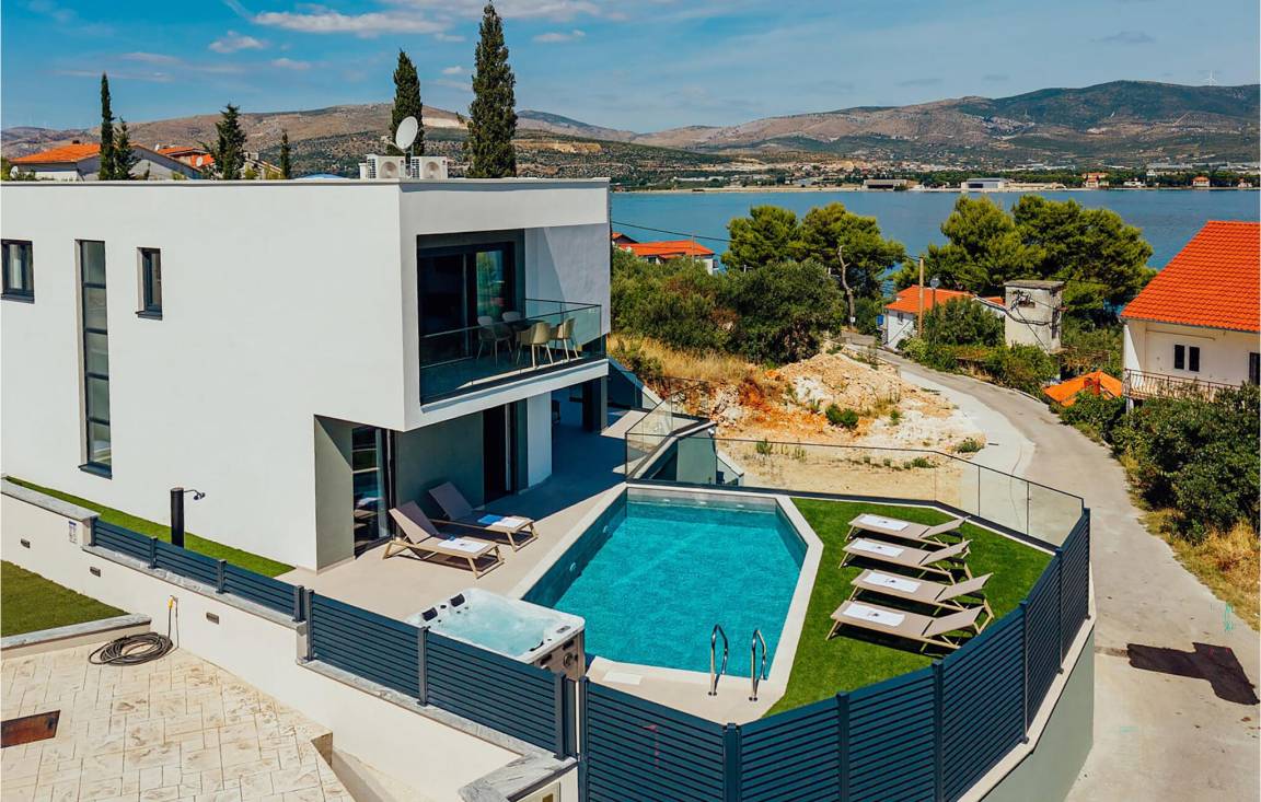 213 M² House ∙ 5 Bedrooms ∙ 10 Guests - Split