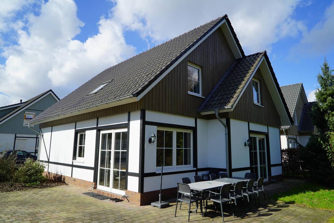 Bungalow ∙ 6 Bedrooms ∙ 16 Guests - Sittard