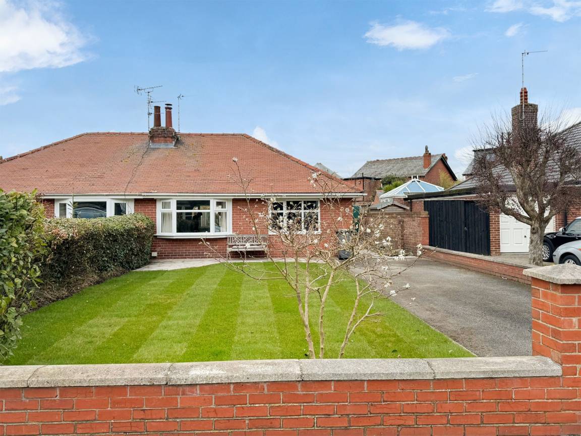 Cottage ∙ 2 Bedrooms ∙ 4 Guests - Lytham St Annes