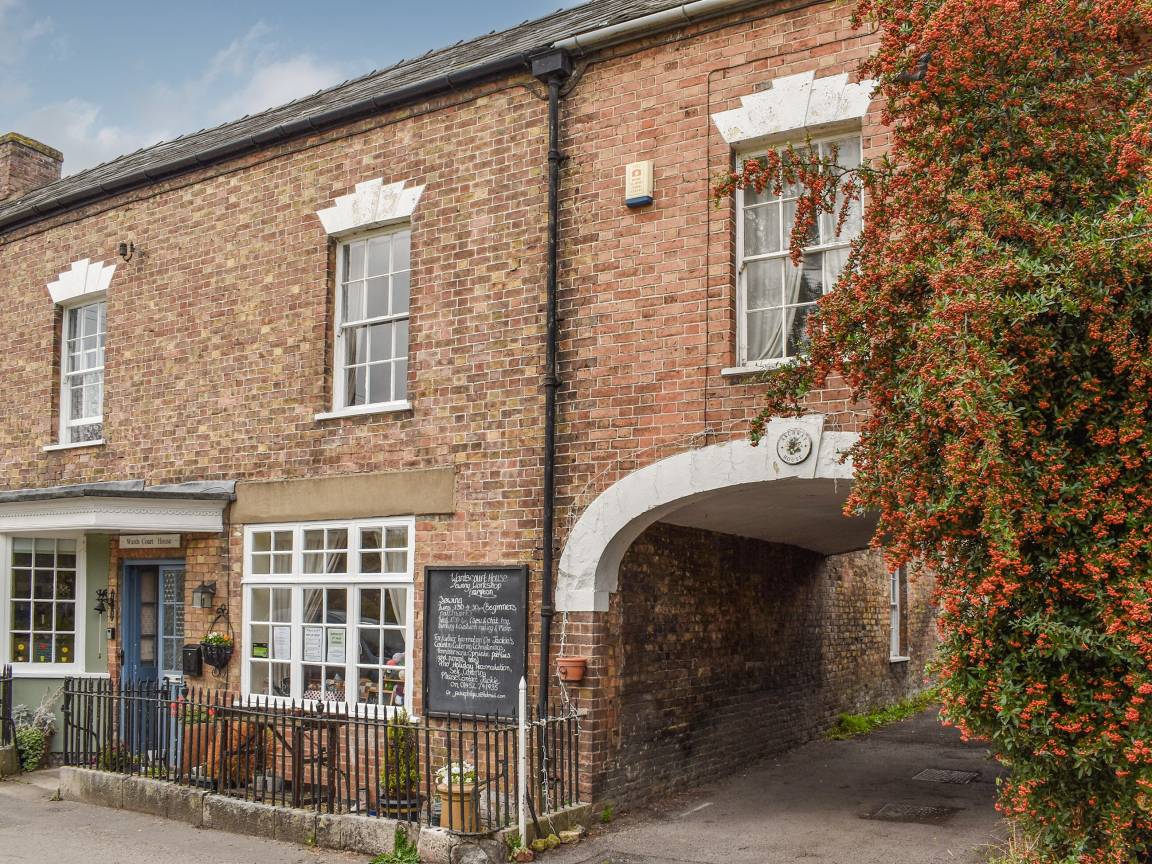 Cottage ∙ 2 Bedrooms ∙ 6 Guests - Cirencester