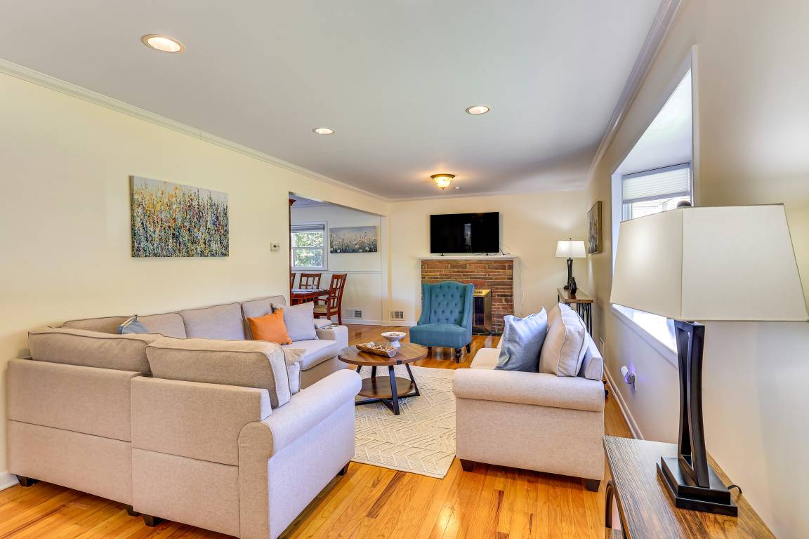 250 M² House ∙ 4 Bedrooms ∙ 6 Guests - Edison, NJ