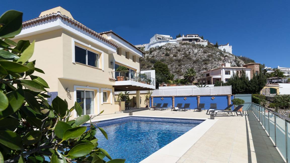 220 M² Villa ∙ 4 Bedrooms ∙ 8 Guests - Salobreña