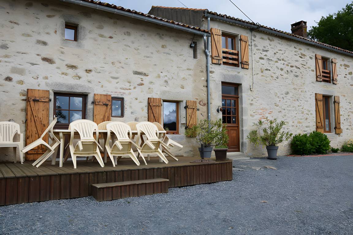 200 M² Maison De Vacances ∙ 3 Chambres ∙ 12 Personnes - Bressuire