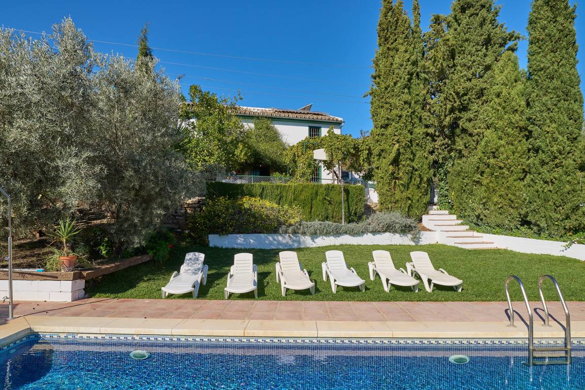150 M² House ∙ 5 Bedrooms ∙ 10 Guests - Iznájar