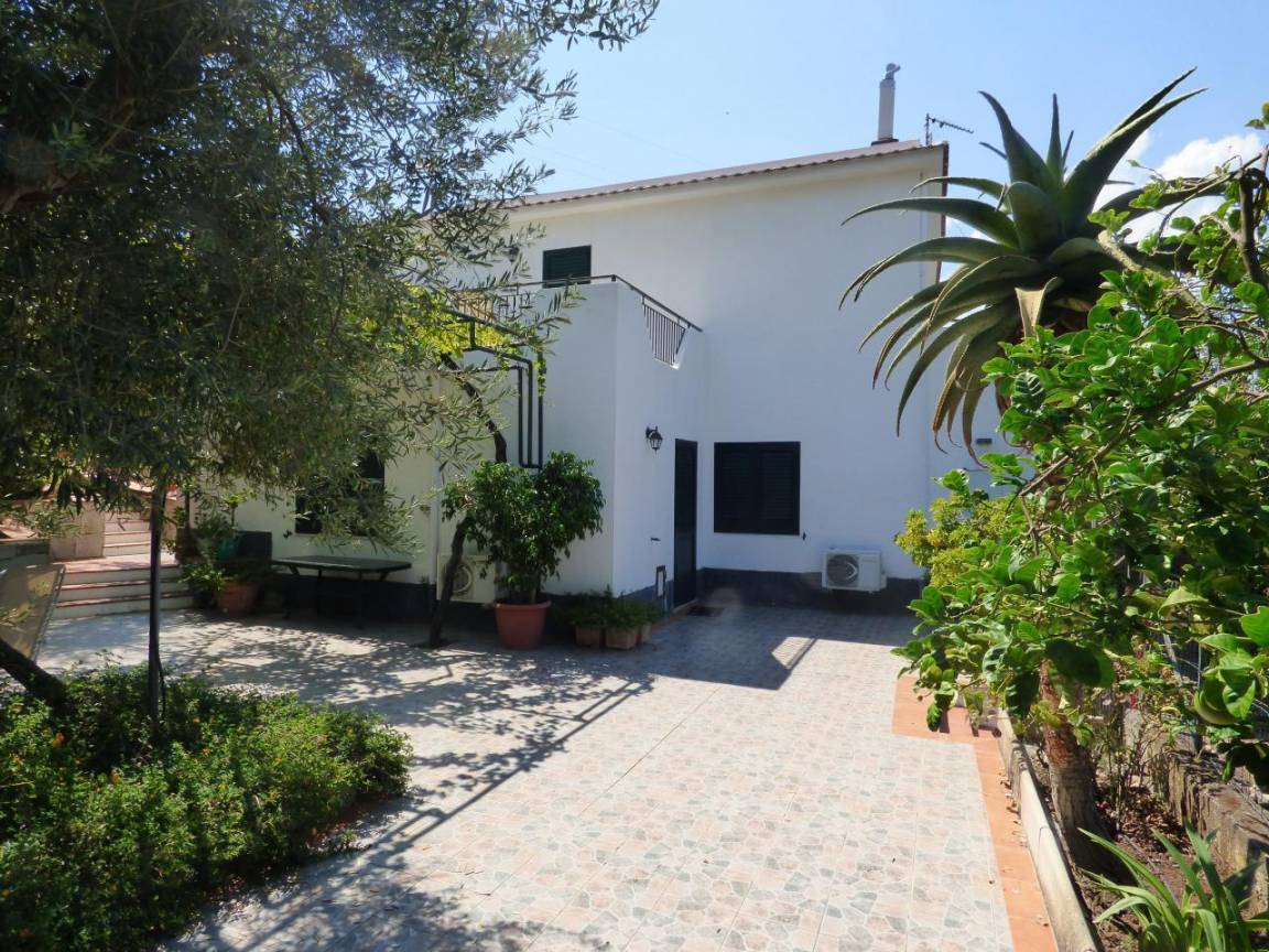 150 M² House ∙ 4 Bedrooms ∙ 8 Guests - Patti