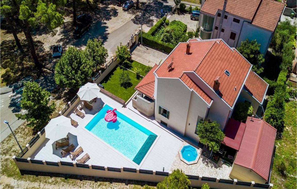 250 M² House ∙ 4 Bedrooms ∙ 8 Guests - Zadar