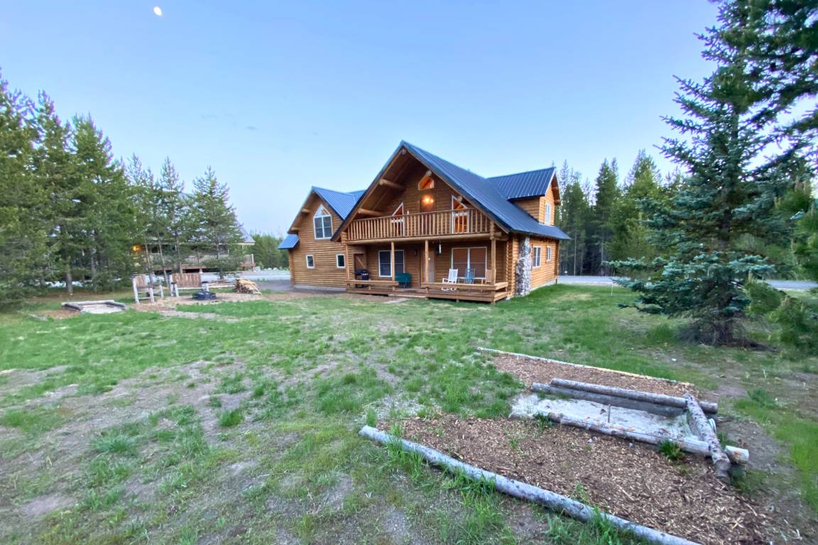 220 M² House ∙ 4 Bedrooms ∙ 16 Guests - Island Park, ID