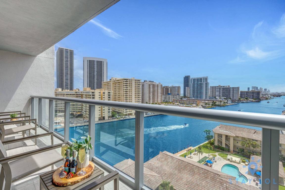 Apartment ∙ 2 Bedrooms ∙ 6 Guests - Hallandale Beach, FL