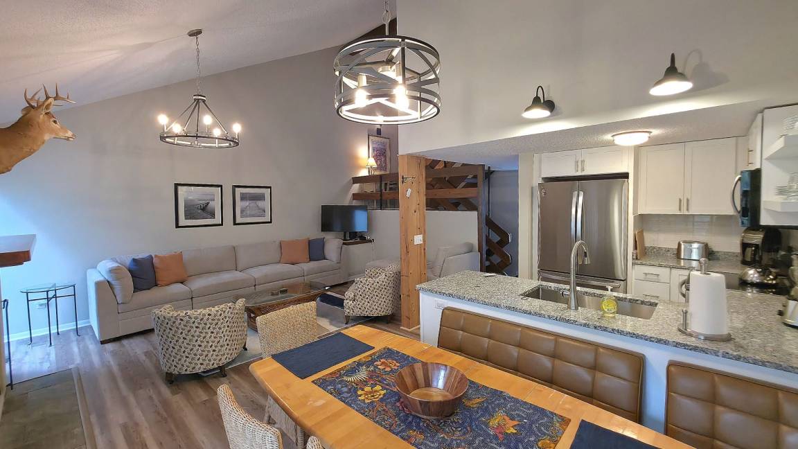 Condo ∙ 3 Bedrooms ∙ 6 Guests - Petoskey, MI
