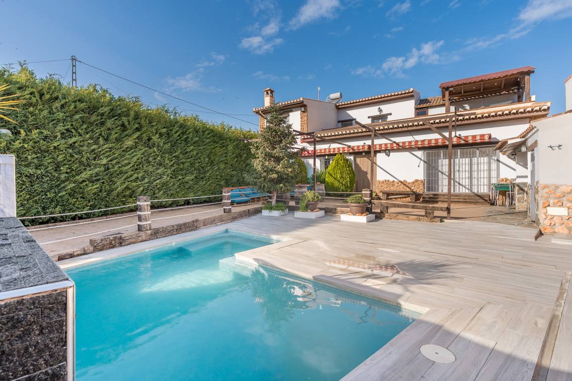 300 M² Casa ∙ 3 Quartos ∙ 26 Hóspedes - Baza