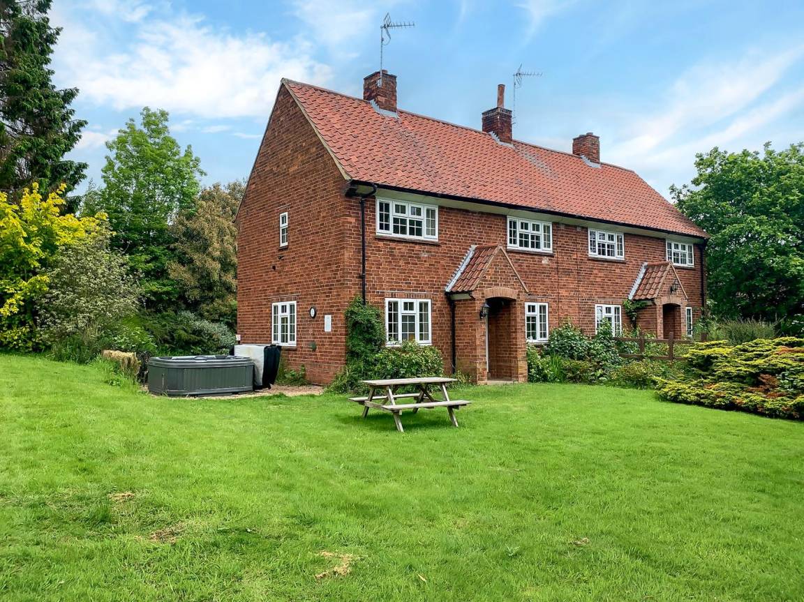 Cottage ∙ 3 Bedrooms ∙ 6 Guests - Southwell