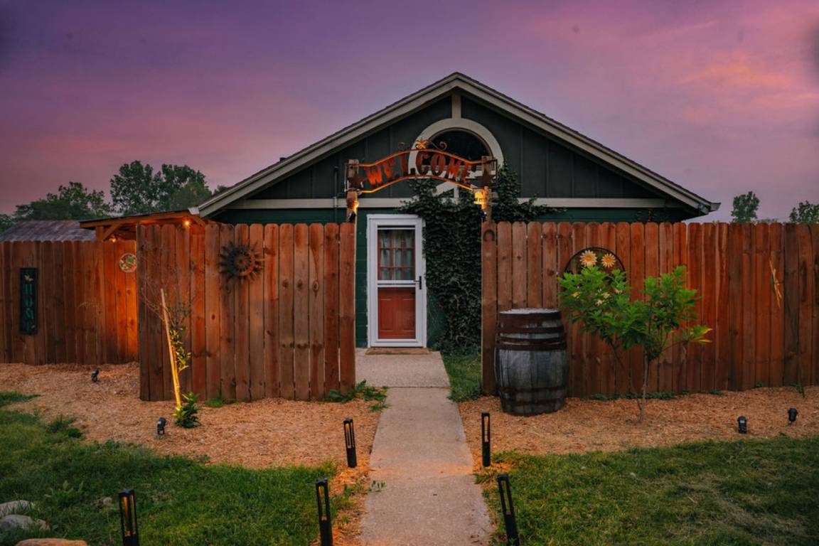 Studio Flat ∙ 3 Bedrooms ∙ 7 Guests - Indianapolis, IN