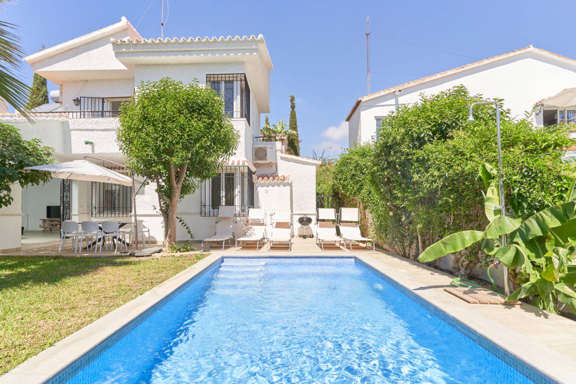 181 M² Villa ∙ 4 Habitaciones ∙ 8 Huéspedes - Nerja