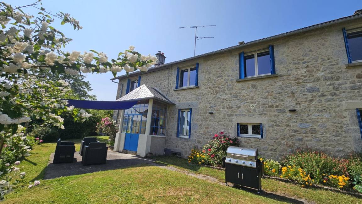 250 M² Gîte ∙ 5 Chambres ∙ 12 Personnes - Corrèze