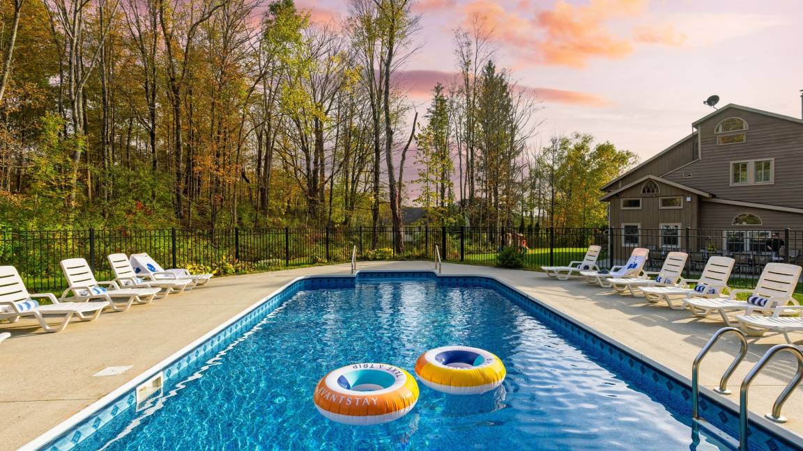 603 M² House ∙ 13 Bedrooms ∙ 40 Guests - Pontoosuc Lake, MA