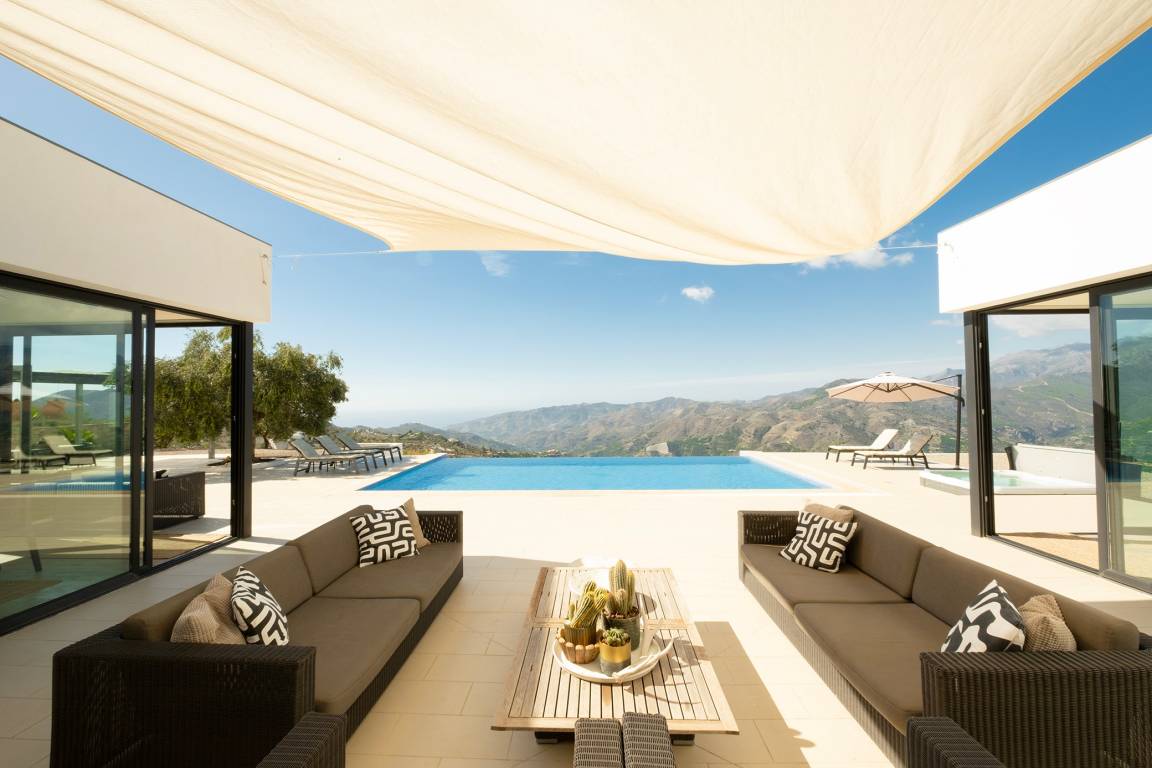 160 M² Villa ∙ 3 Bedrooms ∙ 6 Guests - Costa Tropical