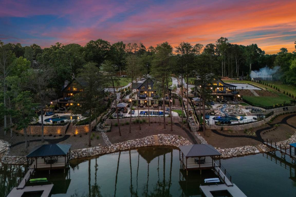 418 M² House ∙ 21 Bedrooms ∙ 66 Guests - Denver, NC