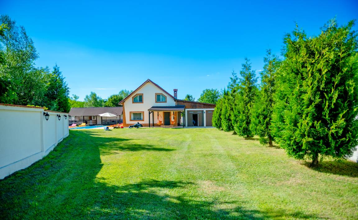 90 M² Lodge ∙ 3 Bedrooms ∙ 11 Guests - Transylvania