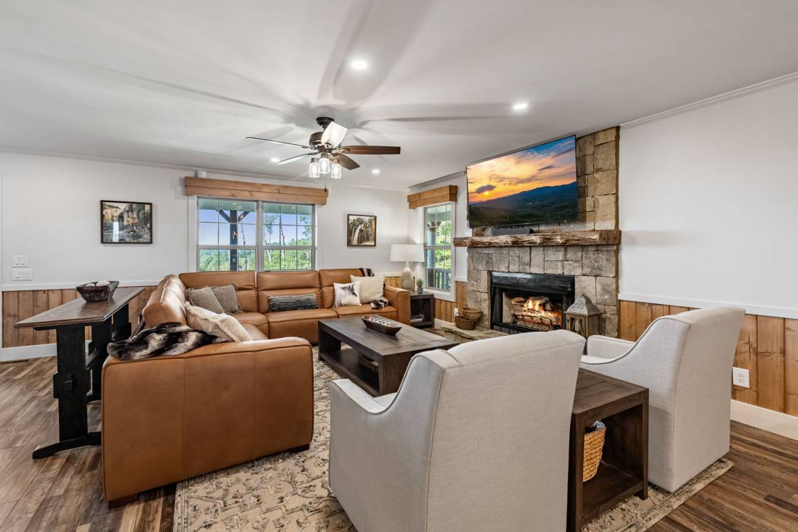 Cabin ∙ 4 Bedrooms ∙ 14 Guests - Blue Ridge, GA