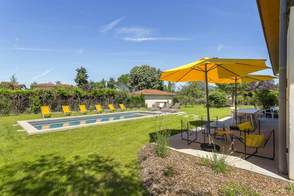 250 M² Maison De Vacances ∙ 5 Chambres ∙ 10 Personnes - Oullins