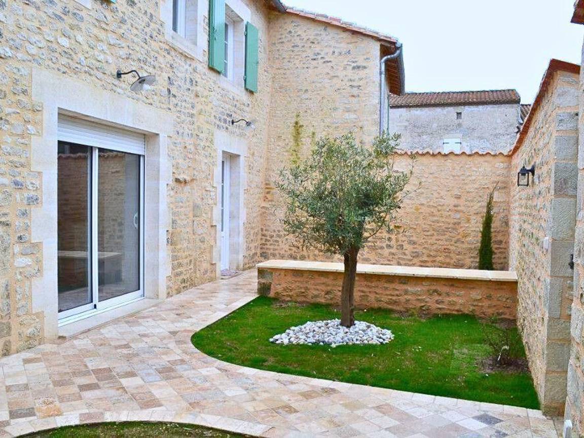 105 M² Cottage ∙ 3 Bedrooms ∙ 6 Guests - Charente