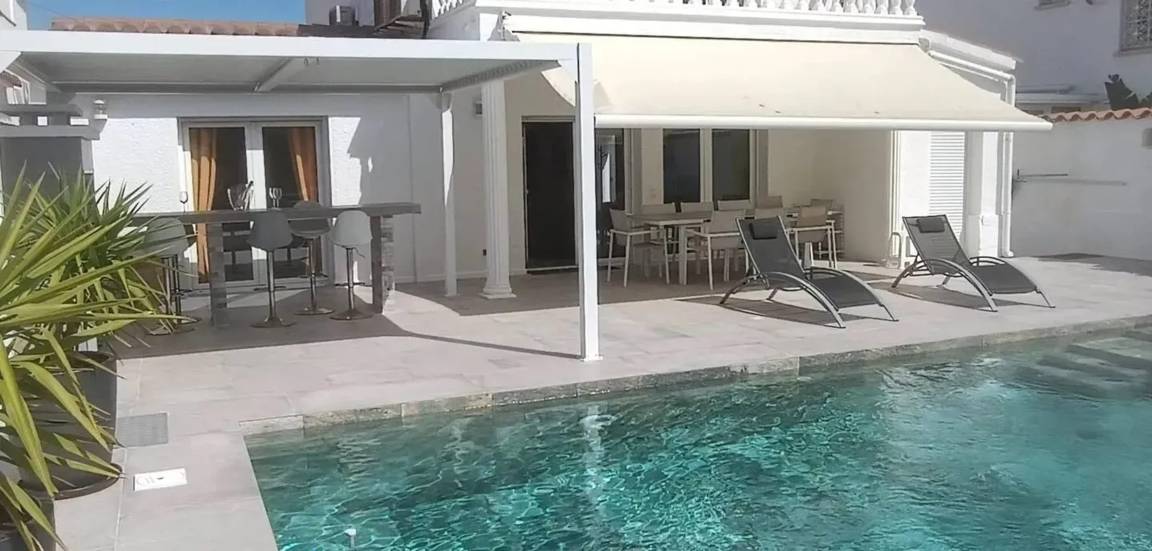 150 M² Villa ∙ 4 Bedrooms ∙ 8 Guests - Empuriabrava