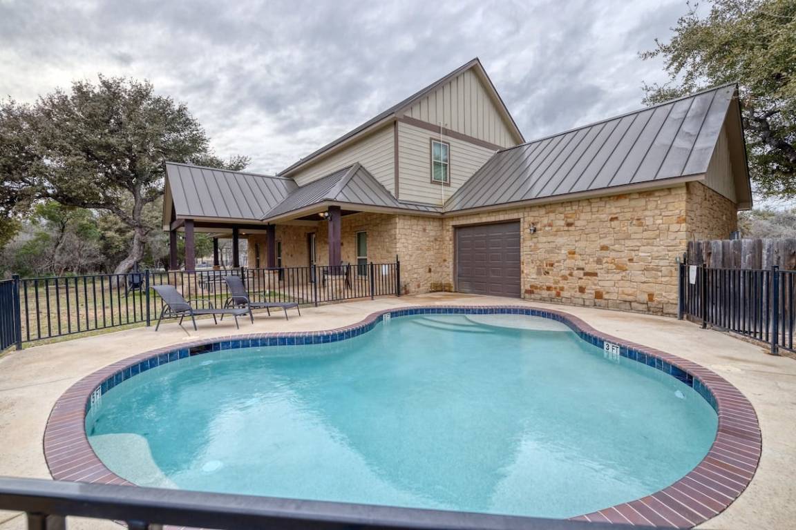 House ∙ 7 Bedrooms ∙ 38 Guests - Concan, TX