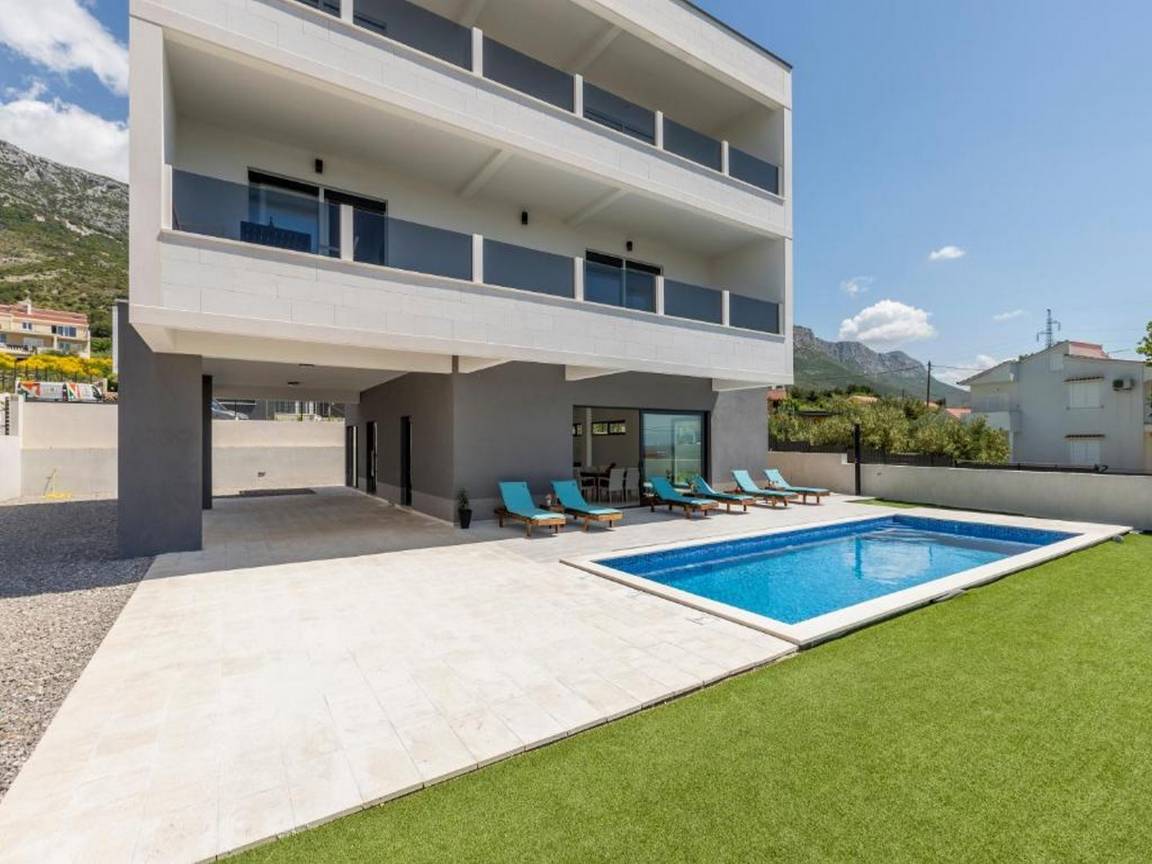 400 M² Villa ∙ 6 Bedrooms ∙ 16 Guests - Split