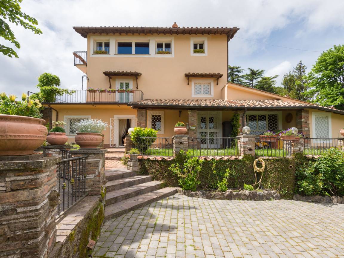420 M² Villa ∙ 5 Bedrooms ∙ 13 Guests - Frascati