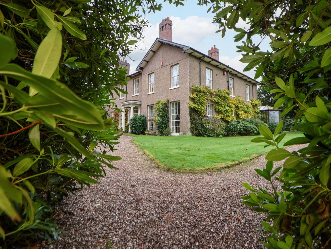 Cottage ∙ 5 Bedrooms ∙ 10 Guests - Caverswall Castle