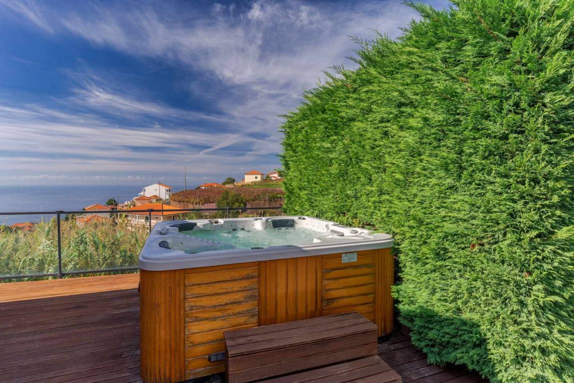 250 M² Huis ∙ 2 Slaapkamers ∙ 4 Gasten - Calheta