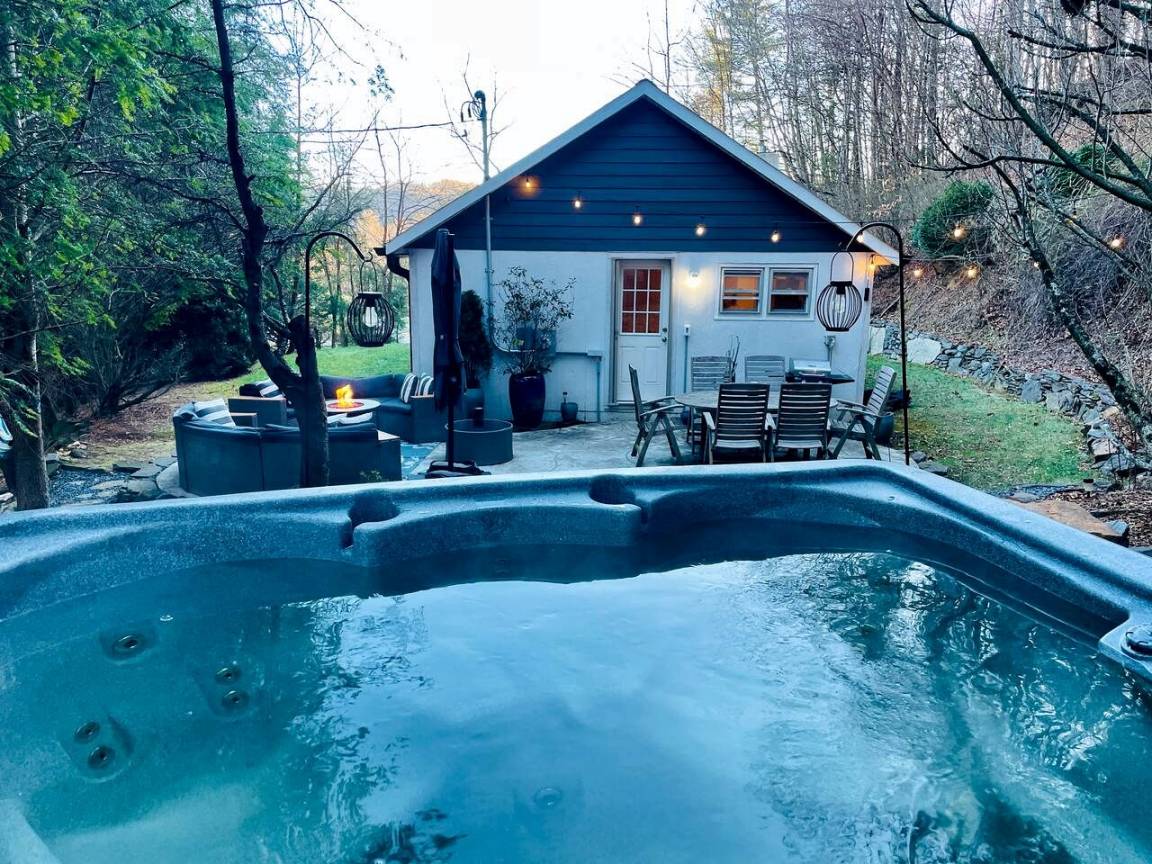 House ∙ 2 Bedrooms ∙ 5 Guests - West Jefferson, NC