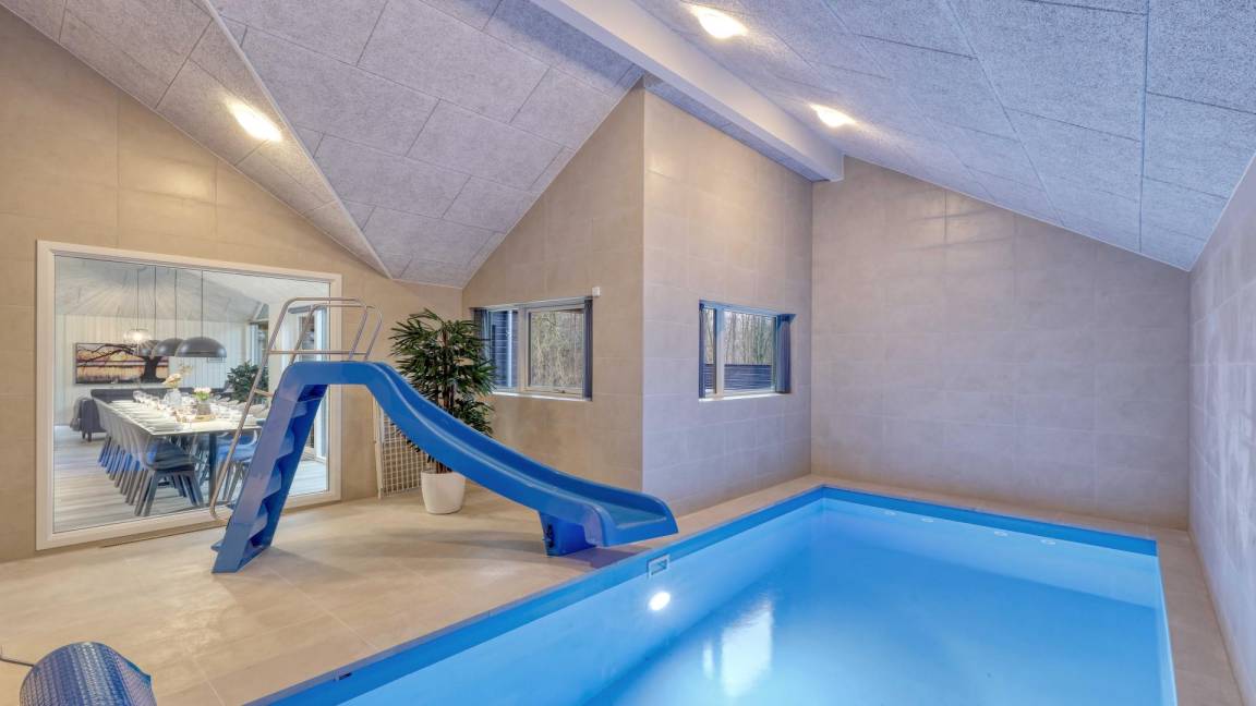 220 M² Ferienhaus ∙ 6 Schlafzimmer ∙ 16 Gäste - Neukloster