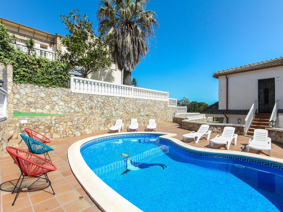 240 M² Villa ∙ 6 Bedrooms ∙ 12 Guests - Lloret de Mar