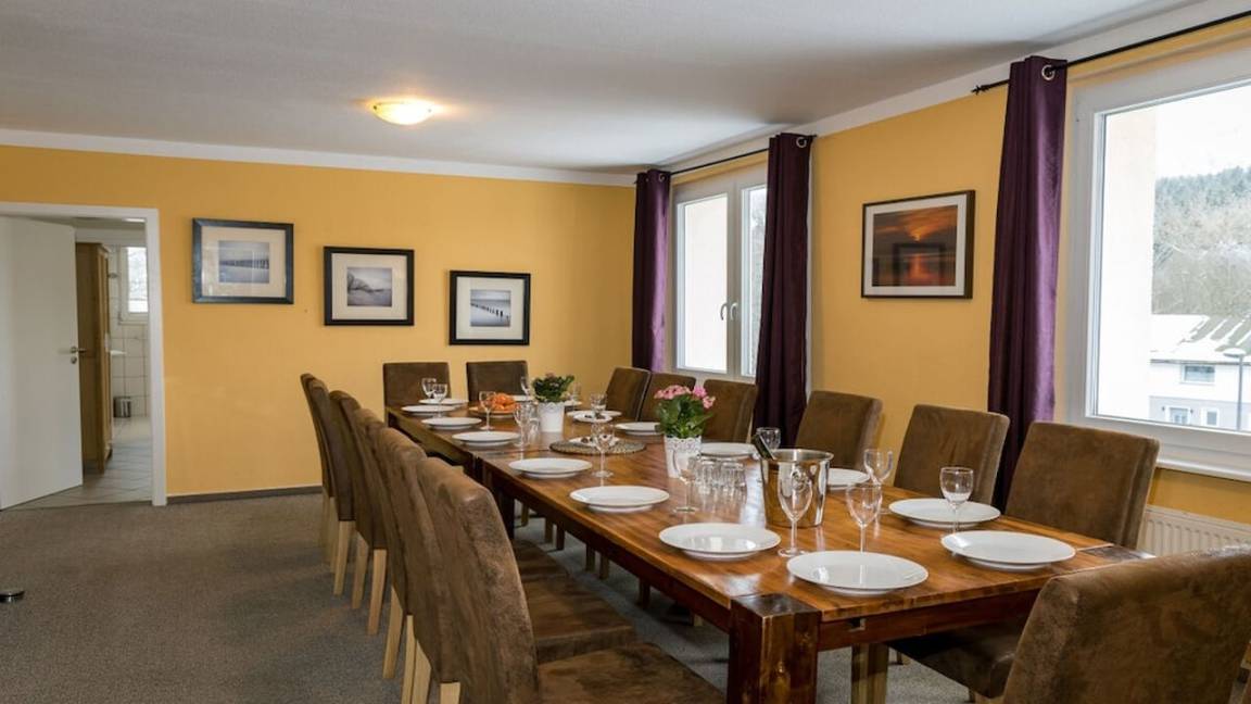 310 M² Ferienhaus ∙ 8 Schlafzimmer ∙ 16 Gäste - Hilchenbach