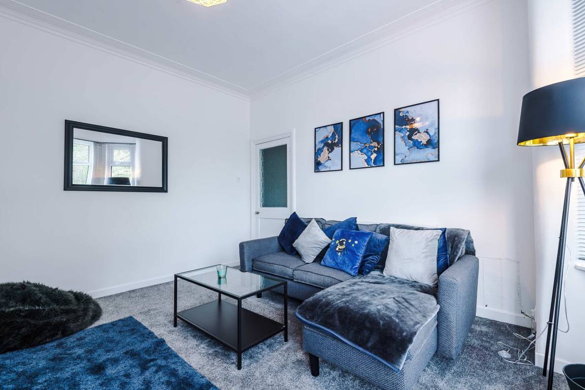 Apartment ∙ 4 Bedrooms ∙ 8 Guests - Oldham