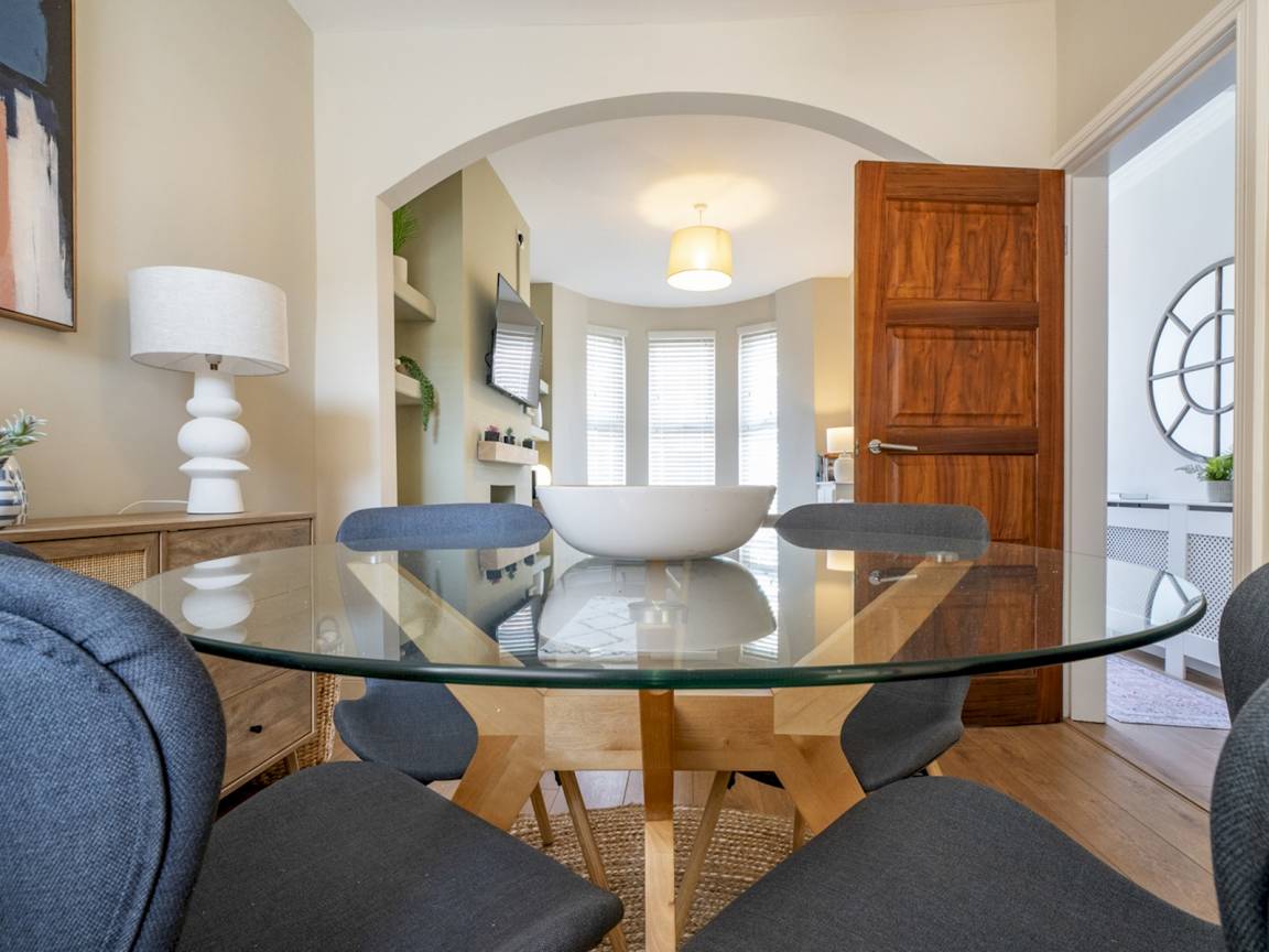 93 M² House ∙ 2 Bedrooms ∙ 4 Guests - Belfast