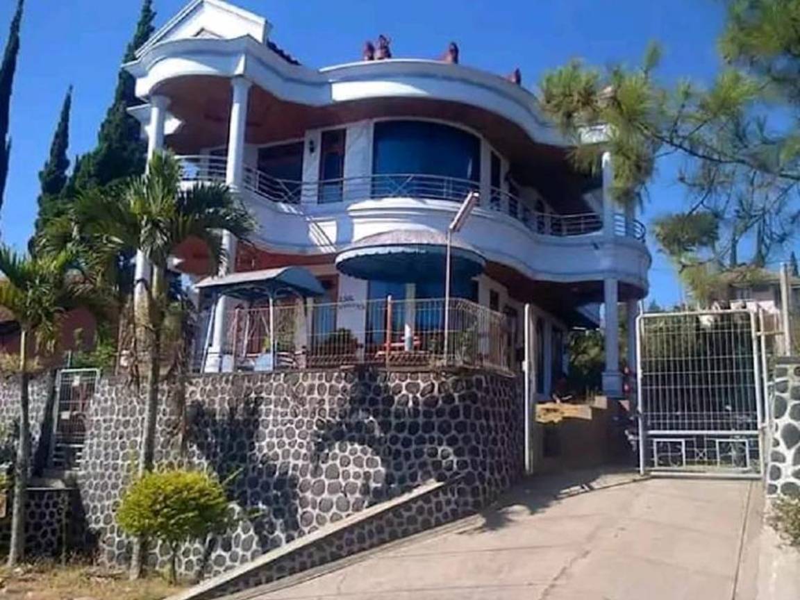 200 M² Villa ∙ 3 Bedrooms ∙ 10 Guests - Blitar