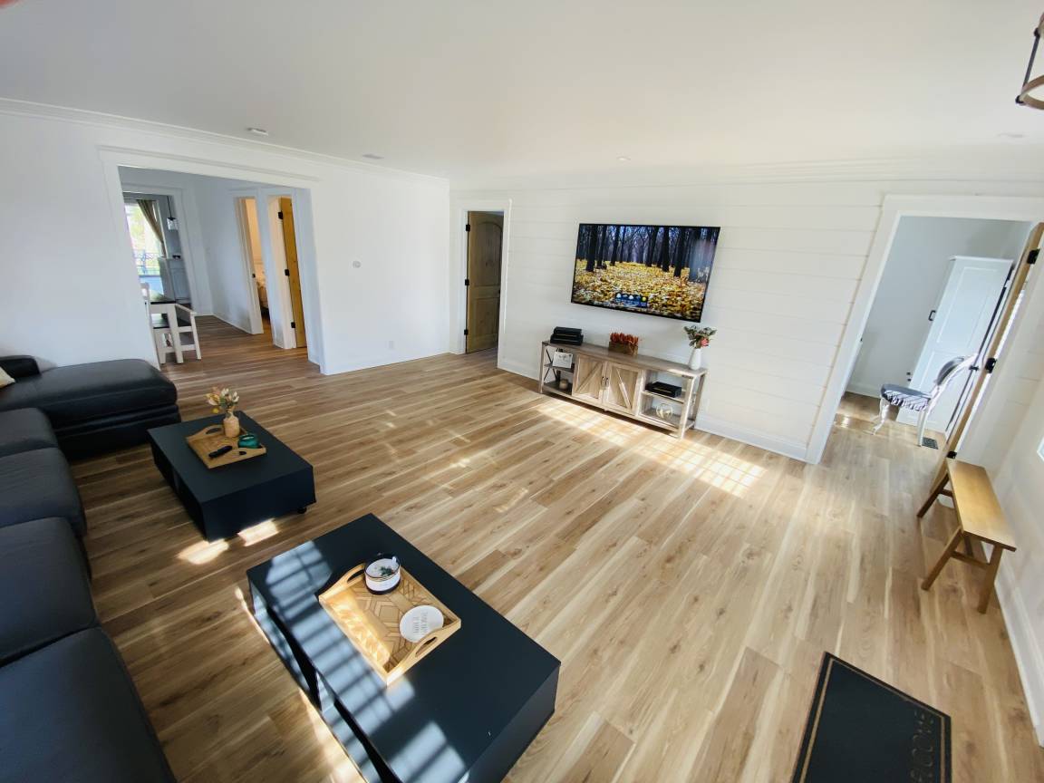 House ∙ 3 Bedrooms ∙ 14 Guests - Lake Geneva, WI