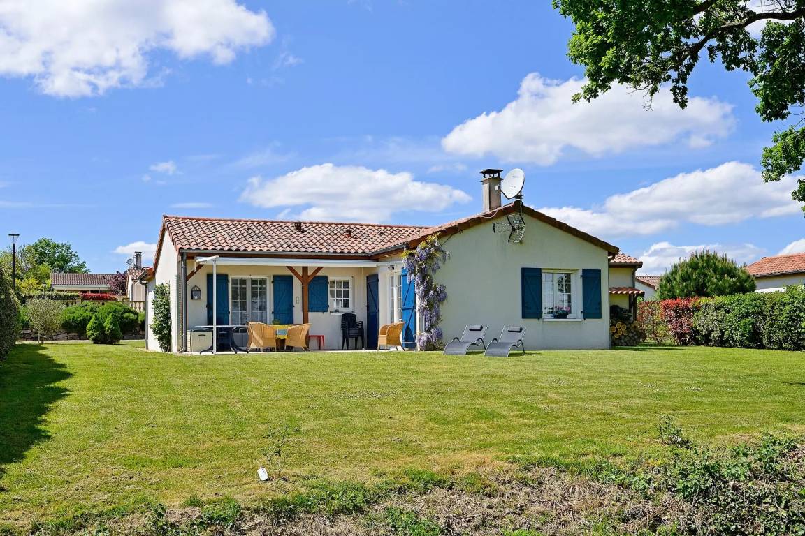 110 M² Maison De Vacances ∙ 3 Chambres ∙ 6 Personnes - Lusignan