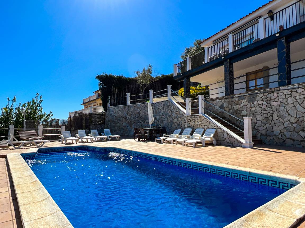 110 M² Chalet ∙ 4 Slaapkamers ∙ 10 Gasten - Canet de Mar